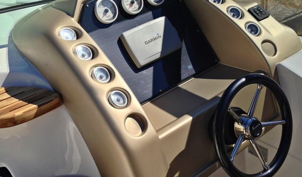 Triton Yachts 360 - Cabinada com 220 HP 11.1 pés | Bombarco