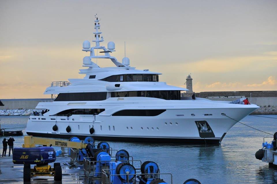 Benetti lança iate de 60 metros à água