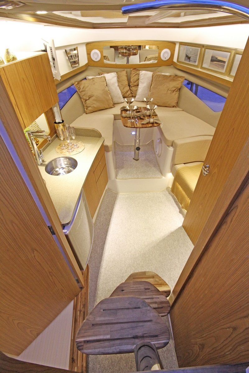 Triton Yachts 360 - Cabinada com 220 HP 11.1 pés | Bombarco
